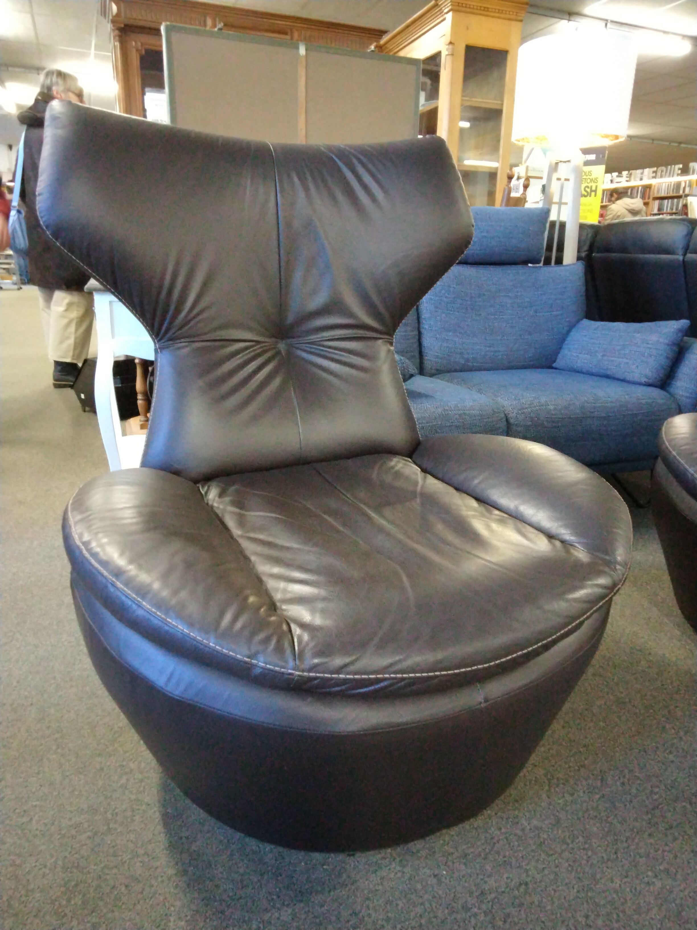 Achat FAUTEUIL PIVOTANT CUIR CHATEAUX D'AX occasion - Ahuy | Troc.com